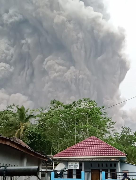 One dead and dozens burned in Indonesia eruption | RNZ News