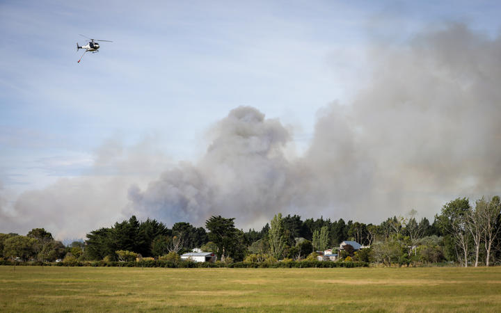 Pines Beach scrub fire in Christchurch threatens homes | RNZ News