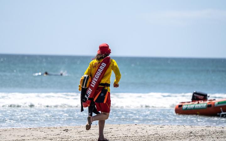 Surf Life Savers busy rescuing beachgoers in upper North Island | RNZ News