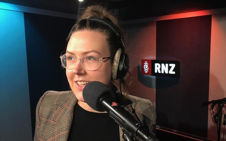 Nadia Reid sings Fade into You | RNZ