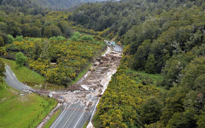 SH6 south of Nelson blocked by slip | RNZ News